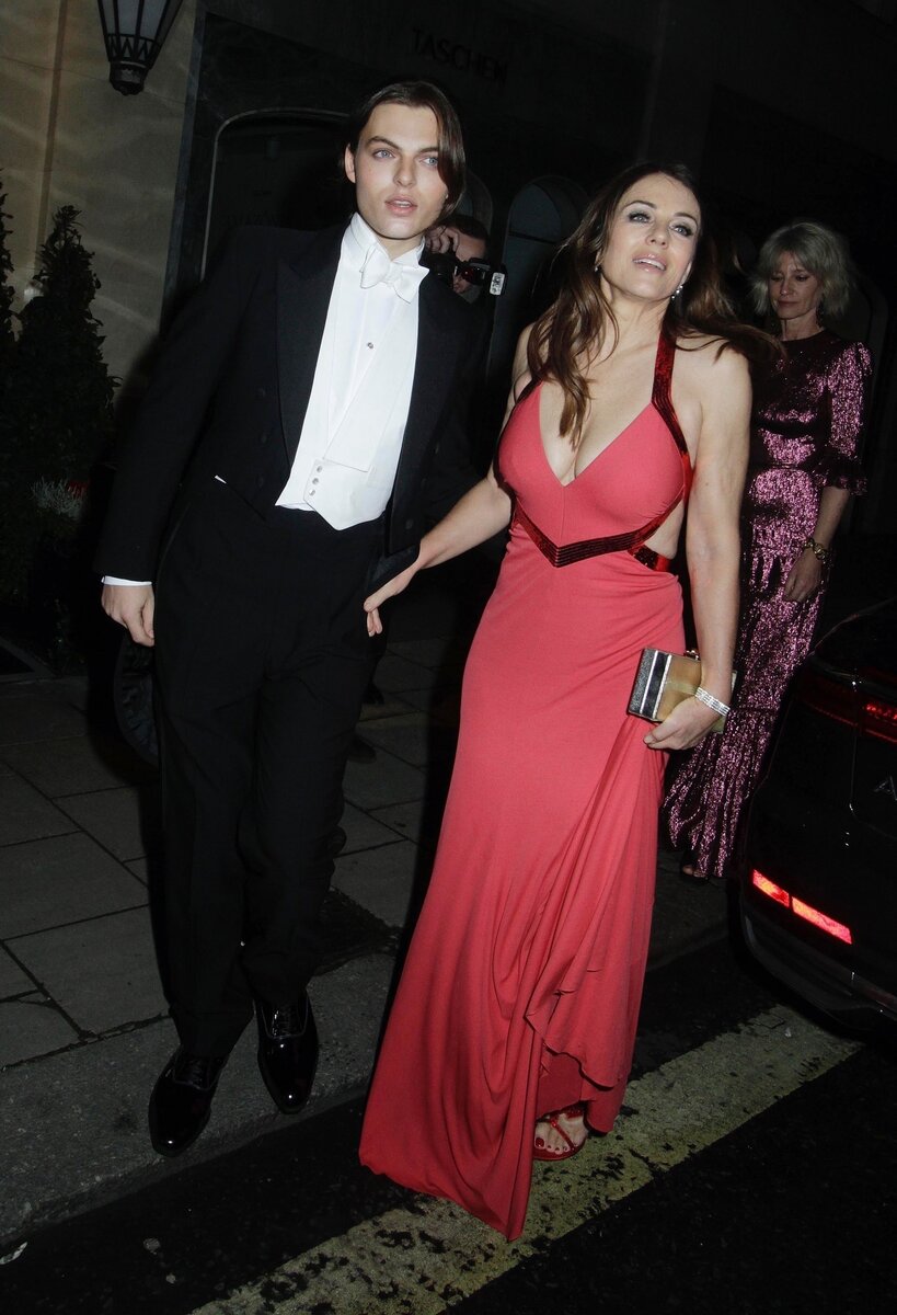 Как брат и сестра: Элизабет Херли с 19-летним сыном Дэмианом | Wday.ru | Дзен