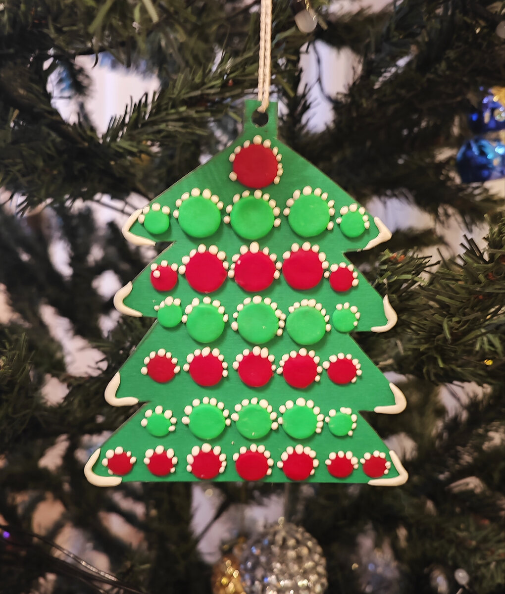 Новогодние ёлочки из пластилина на цветном картоне. Пошаговая ...