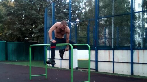 M40r Areadna Stretching Thighs On Parallelbars дзен