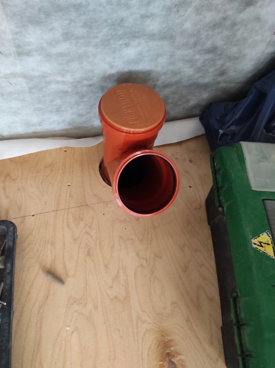 Делаем слив в каркасном доме, который стоит на винтовых сваях | MeLvin ...