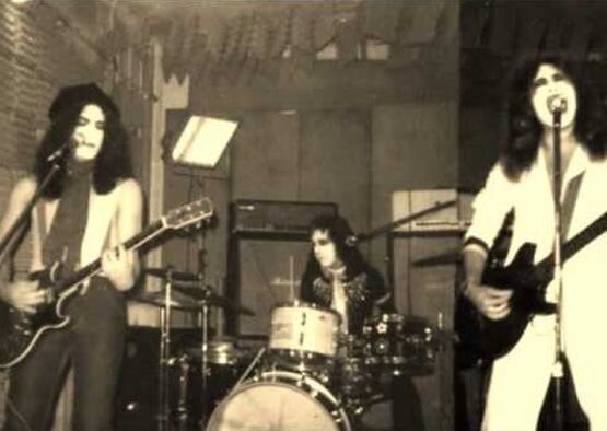 Первый фактический альбом «Kiss» был выпущен не в 1974-м, а в 1972-м, и ...