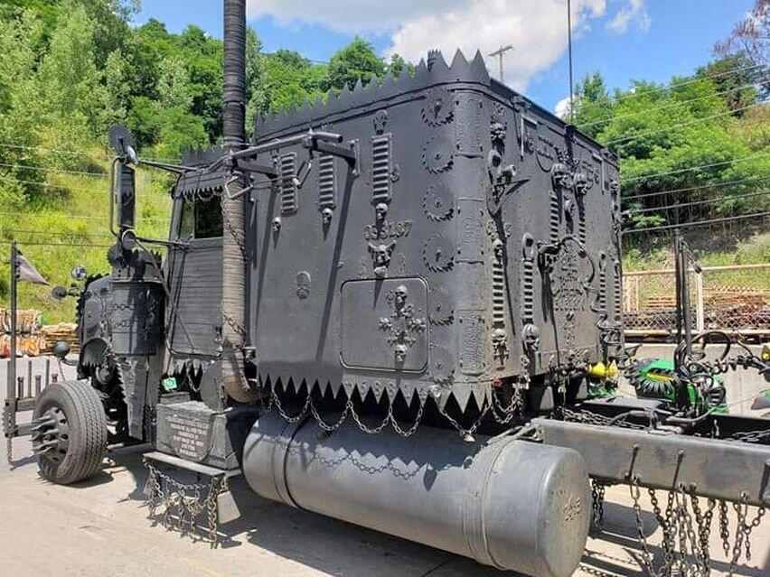 Реальный грузовик американского дальнобойщика. Я бы испугался, увидев ...