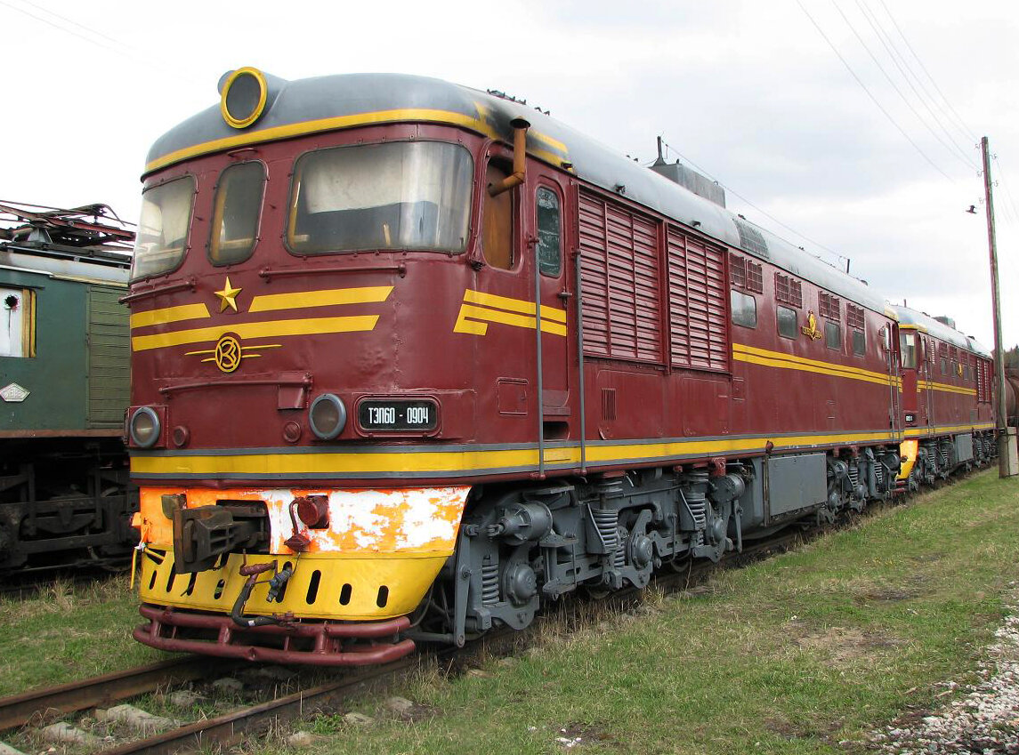 Как машинисты буквально теряют своих помощников прямо в движущемся ...