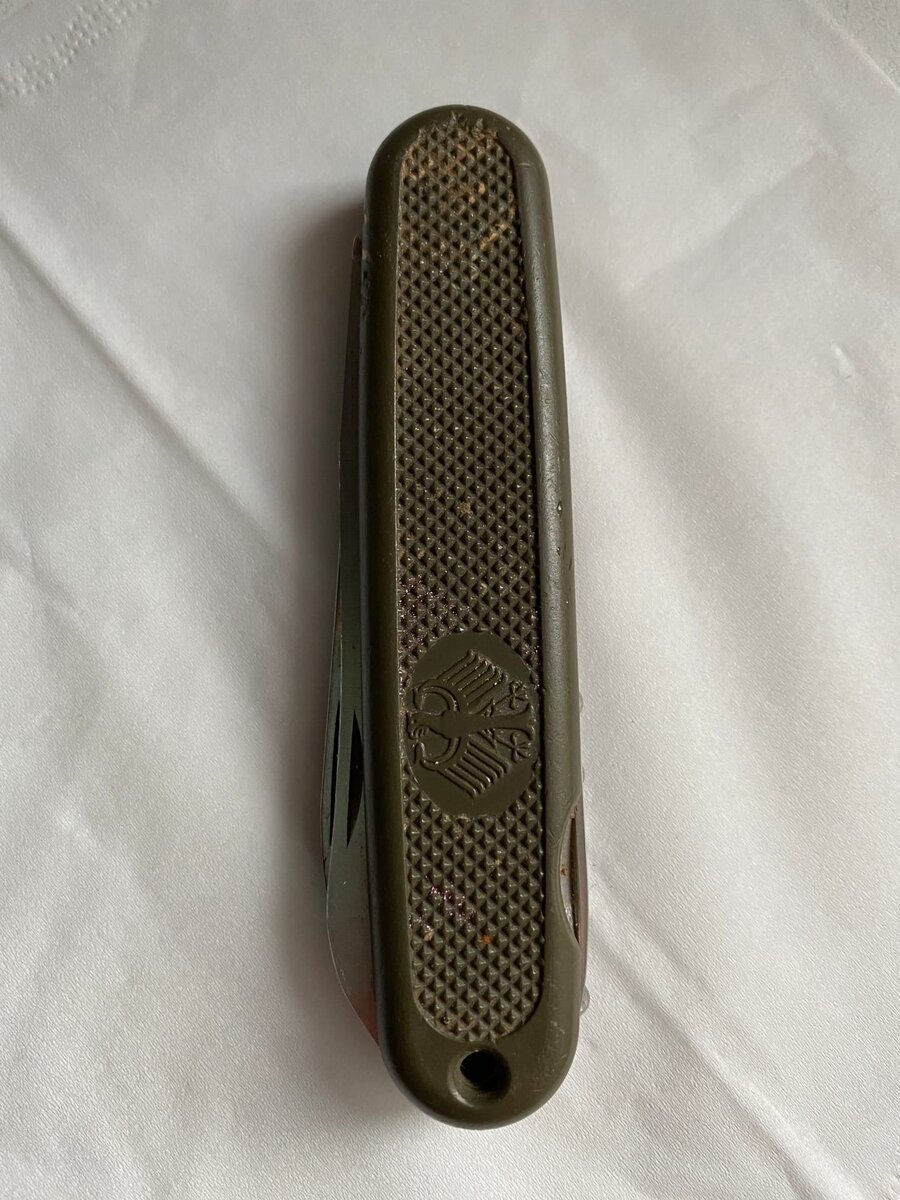 Показываю солдатский, складной нож Victorinox, который входит в ...