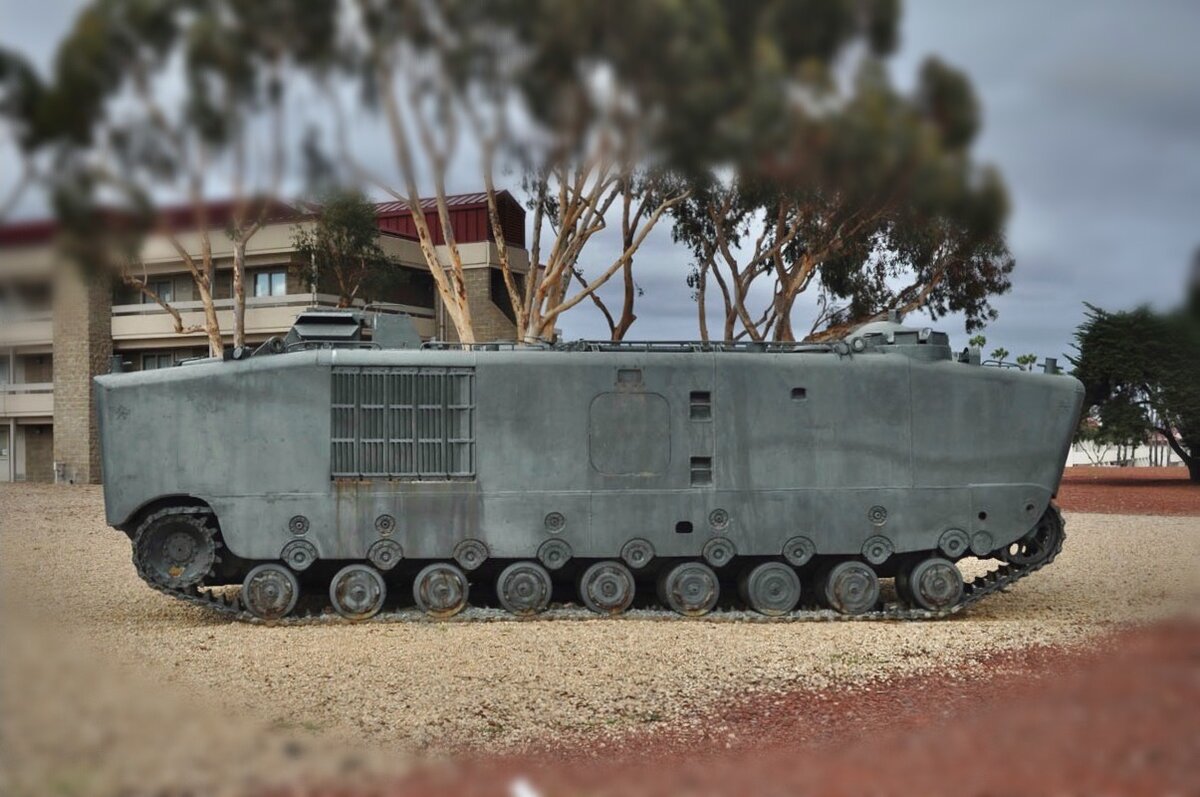 Десантная машина морпехов LVTP-5. Американский бронетранспортер-амфибия ...