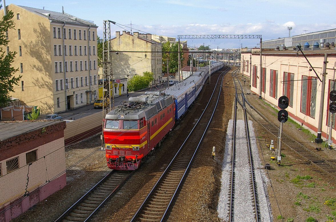 Почему поезд или электричка буквально «плетётся» последние минуты перед ...