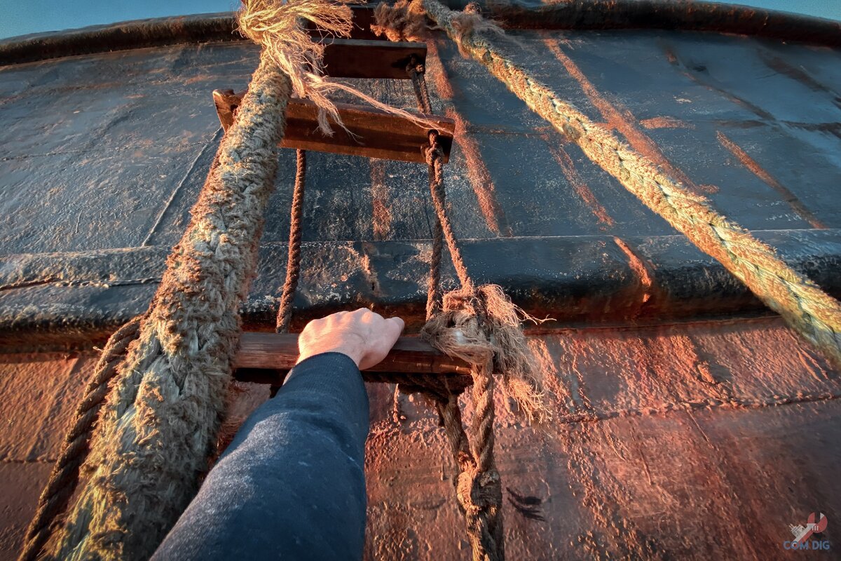 На берегу Черного моря нашли заброшенное грузовое судно. Экипаж ушел ...