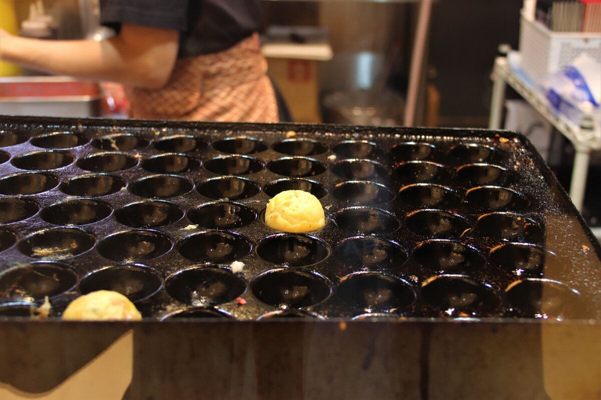 Щупальце осьминога в "пончике" - как готовят такояки в японских городах ...