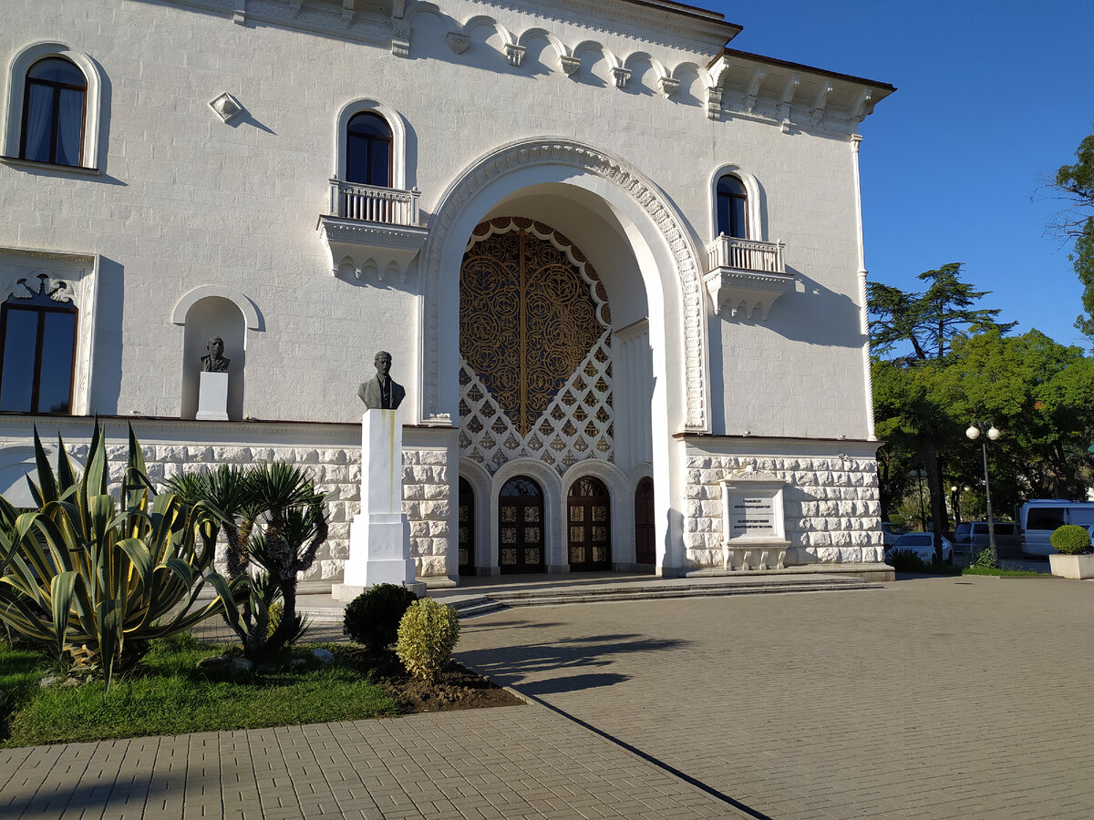 Мы в Абхазии. Сухум. День первый. Заселение в номер. Центральный рынок ...