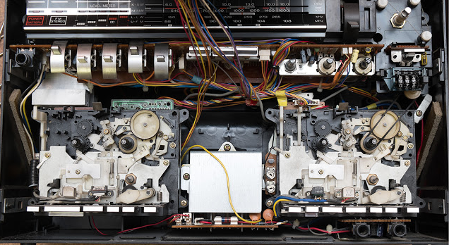 Это самый недооцененный кассетный магнитофон от Sharp 1983 года | NOIR | Дзен