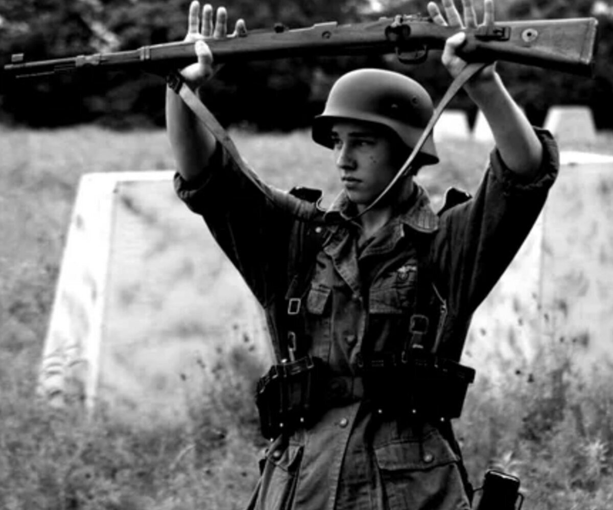 LES MANCHES RETROUSSEES DES SOLDATS ALLEMANDS NAZIS.