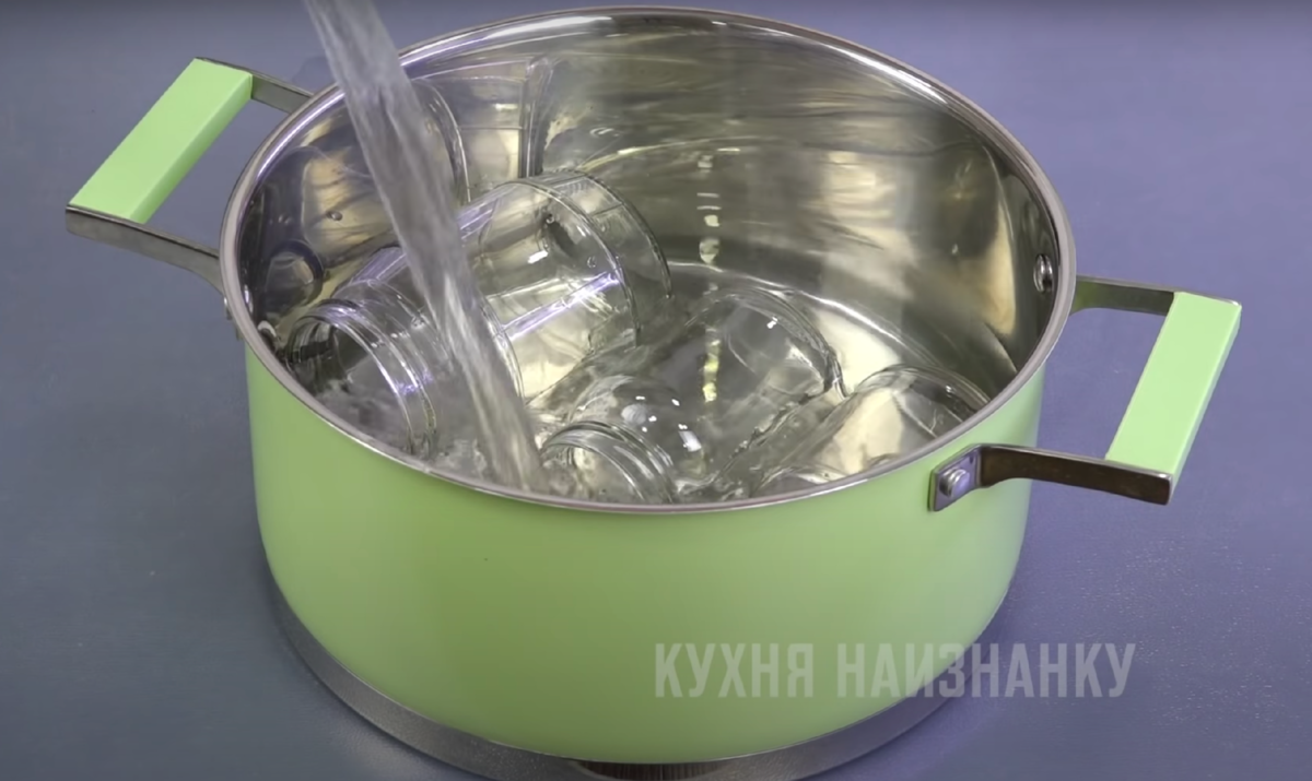 Стерилизую банки разными способами, но чаще всего пользуюсь одним ...