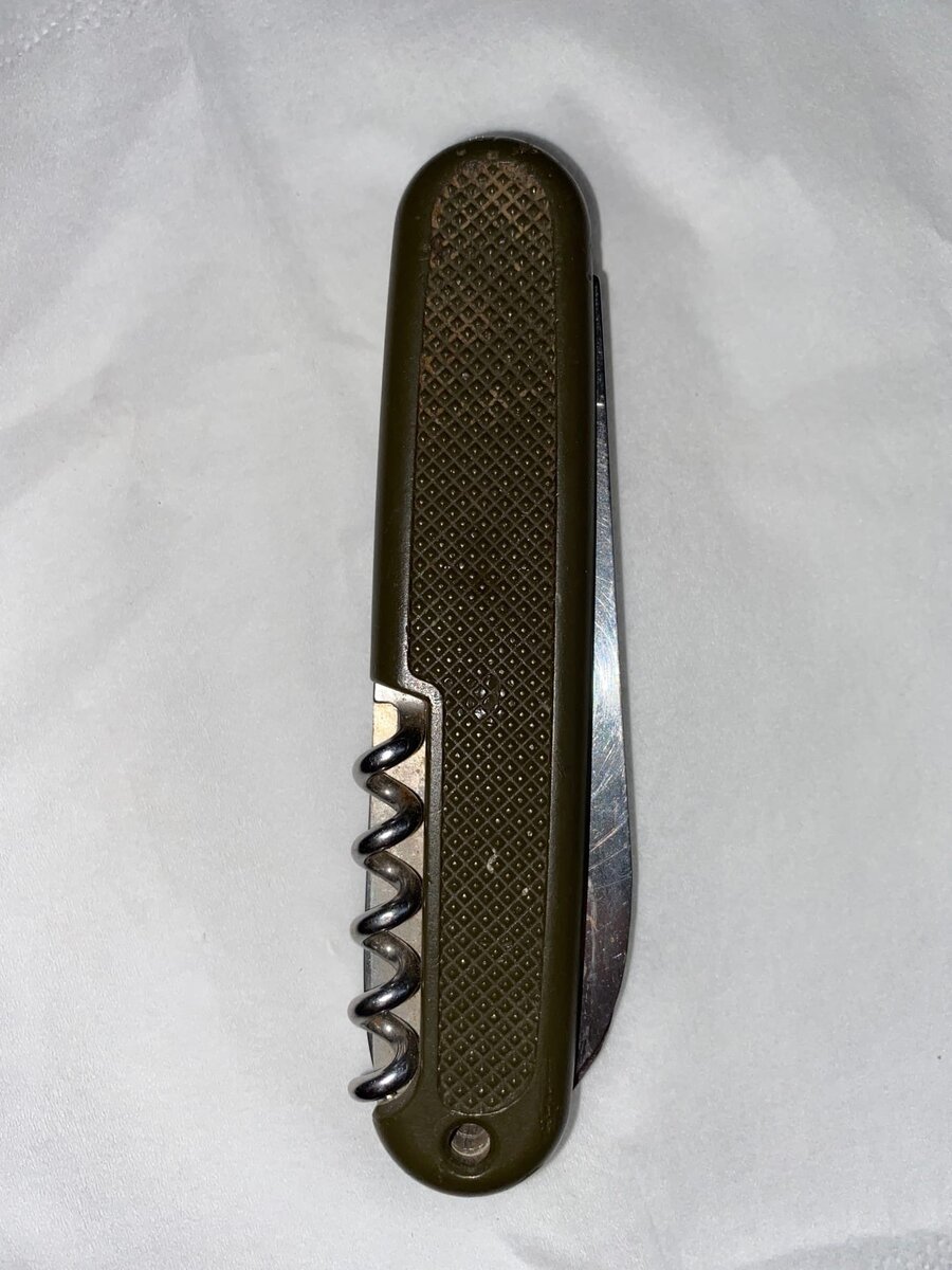 Показываю солдатский, складной нож Victorinox, который входит в ...