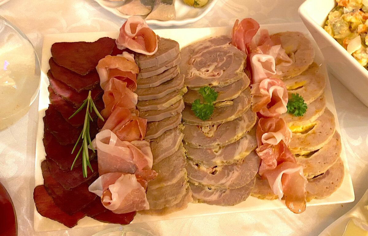 Застолье: обзор праздничного стола, чем угощала родных и как отметили ...