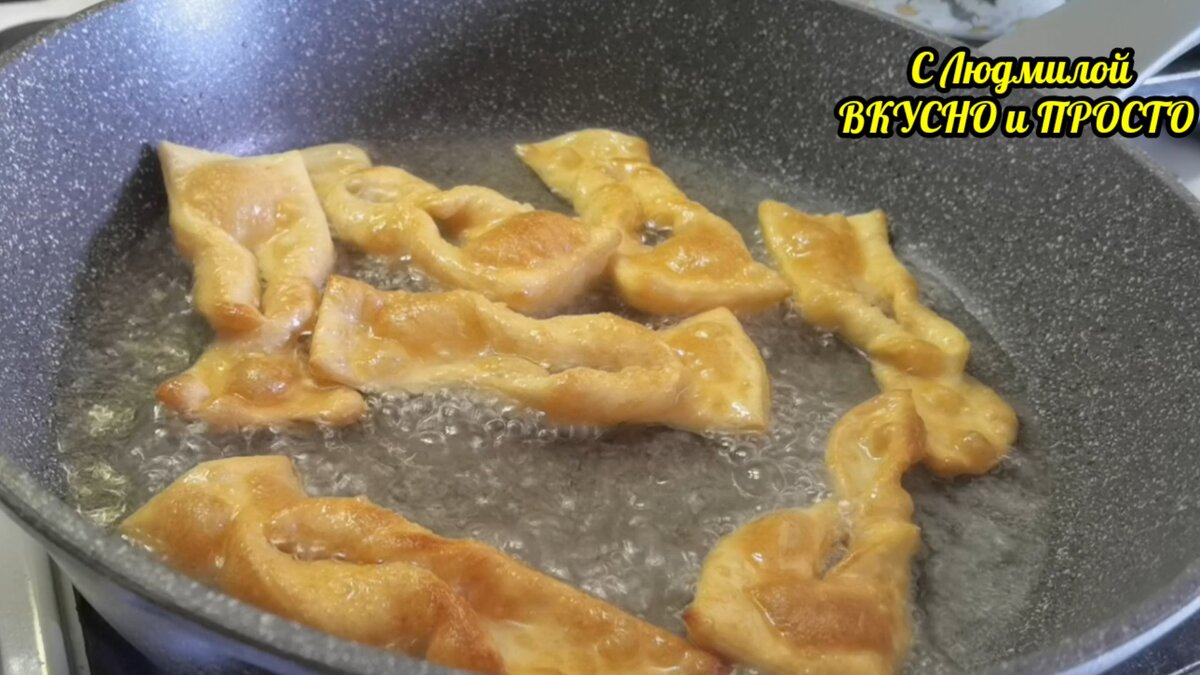 Целую "гору" хрустящего хвороста я делаю всего из 3-х ингредиентов (без ...