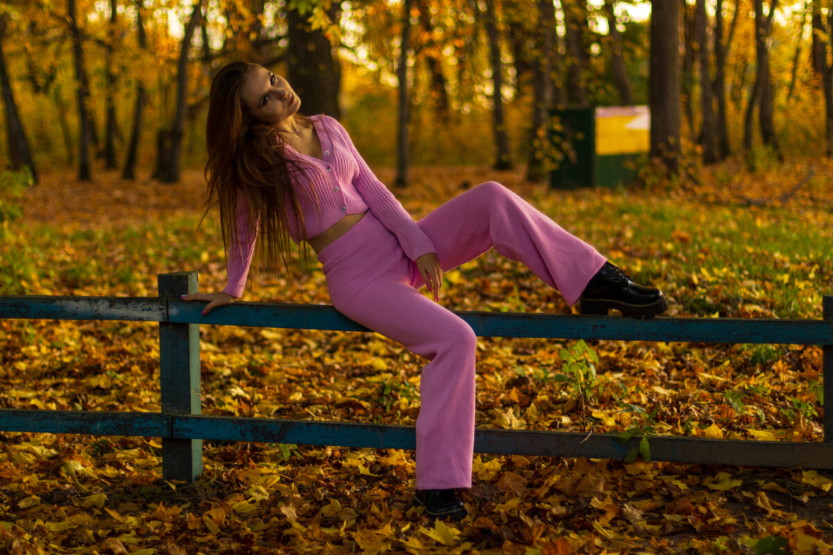 Красивая девушка на природе в осеннем парке Охота на фото Дзен