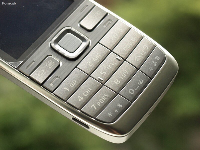 Nokia E52 — смартфон с клавиатурой в тонком элегантном корпусе