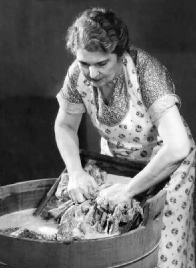 Несмотря на то, что автомат стирал, кипятил и отжимал, бабушка бельё ...