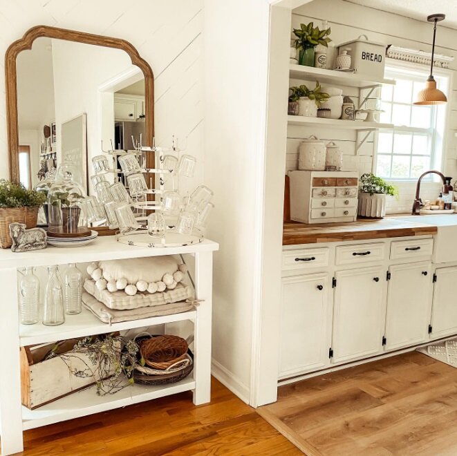 Фермерский дом с белым интерьером и винтажным декором в Северной ...