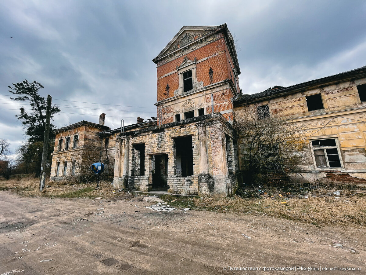 Огромная заброшенная немецкая усадьба: пробралась внутрь и посмотрела ...