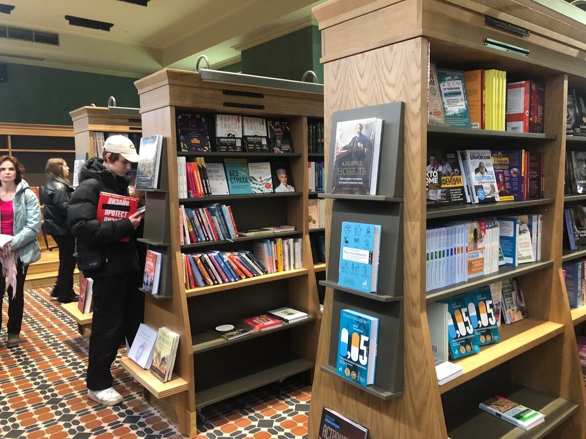 Побывала в Доме Книги в Петербурге после ремонта. Показываю, что ...