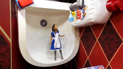 София попала в Музей иллюзий и волшебный Дом Великана, Веселые истории для детей | Funny Sofia ...