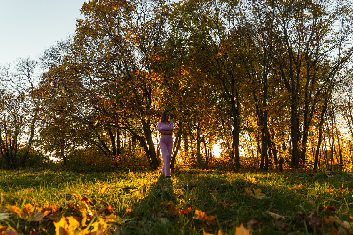 Красивая девушка на природе в осеннем парке Охота на фото Дзен