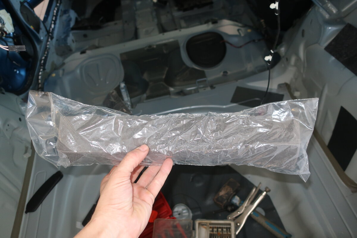 При разборке "немца" заметил два тёмных пакета внутри задних крыльев ...