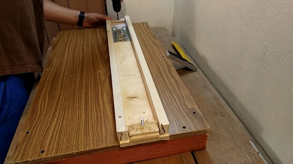 Самоделка, чтобы пилить ровно даже дешевым лобзиком. Получается почти ...