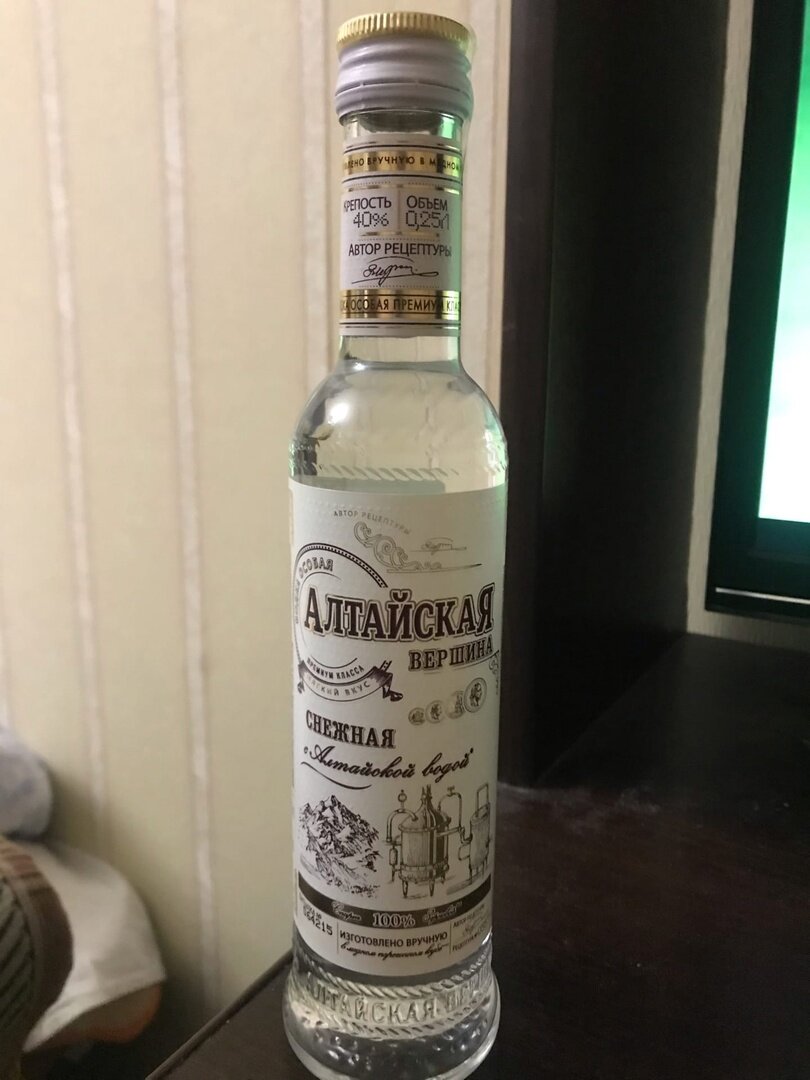 Водка Особая Алтайская Вершина Снежная - перегонные кубы, кедр и ...