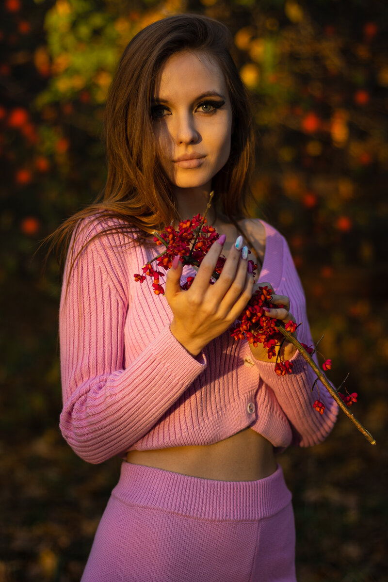 Красивая девушка на природе в осеннем парке Охота на фото Дзен