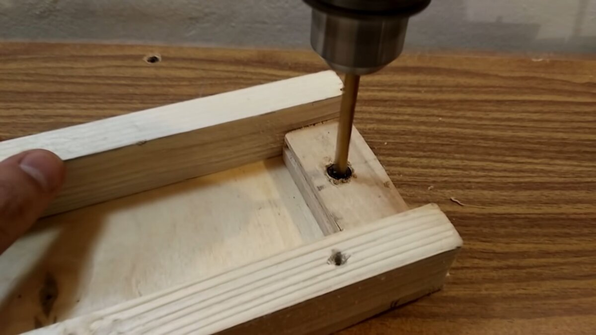 Самоделка, чтобы пилить ровно даже дешевым лобзиком. Получается почти ...