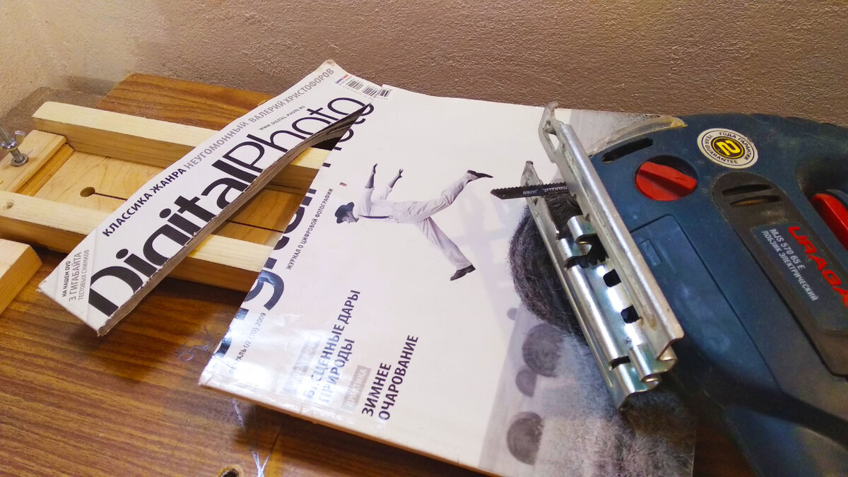 Самоделка, чтобы пилить ровно даже дешевым лобзиком. Получается почти ...