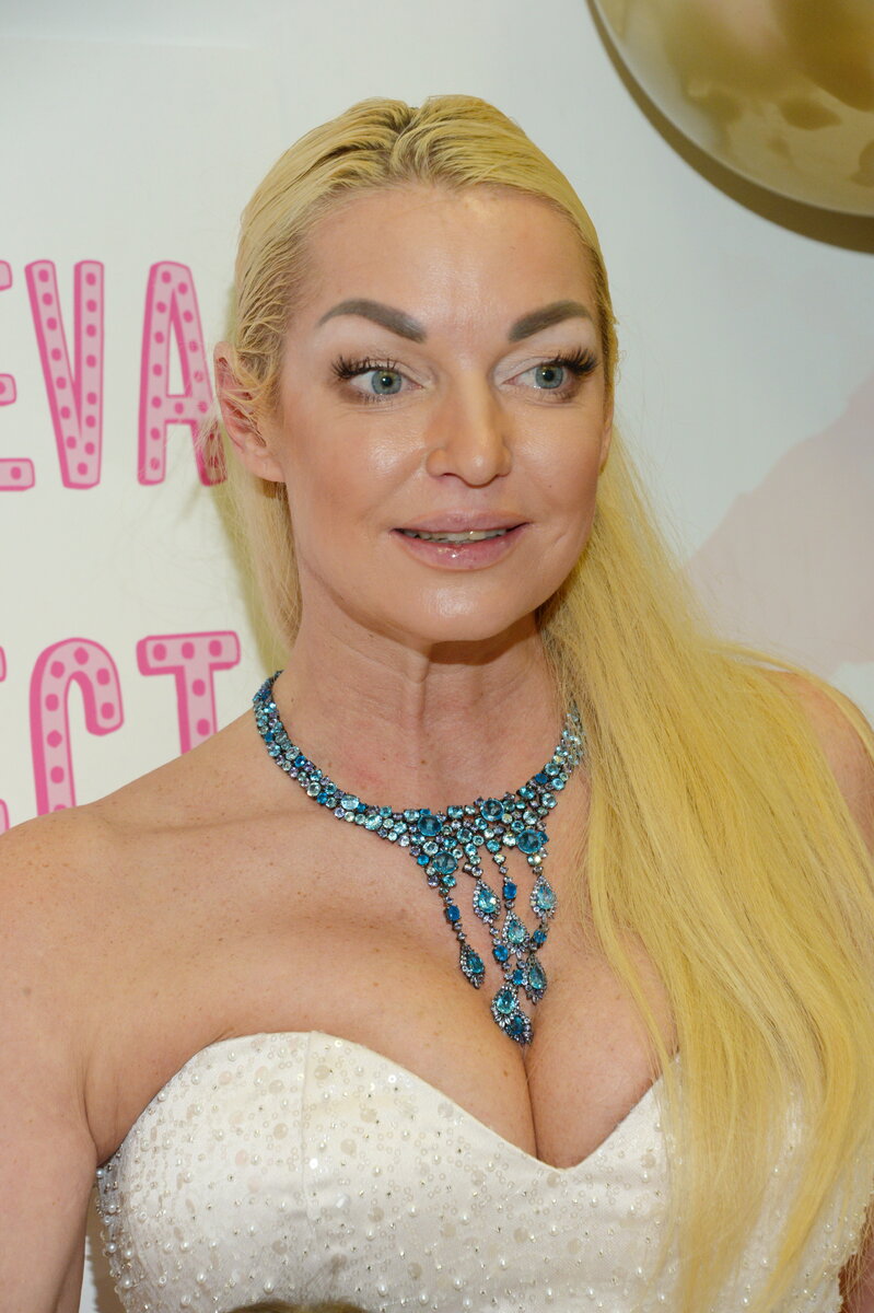 «Стыдно должно быть»: Волочкова показала публике фото без юбки, после которого волосы встают ...