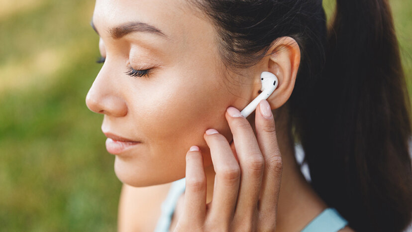 Ватные палочки, свечи и капли: как чистить уши правильно | ТЕЛЕКАНАЛ ...