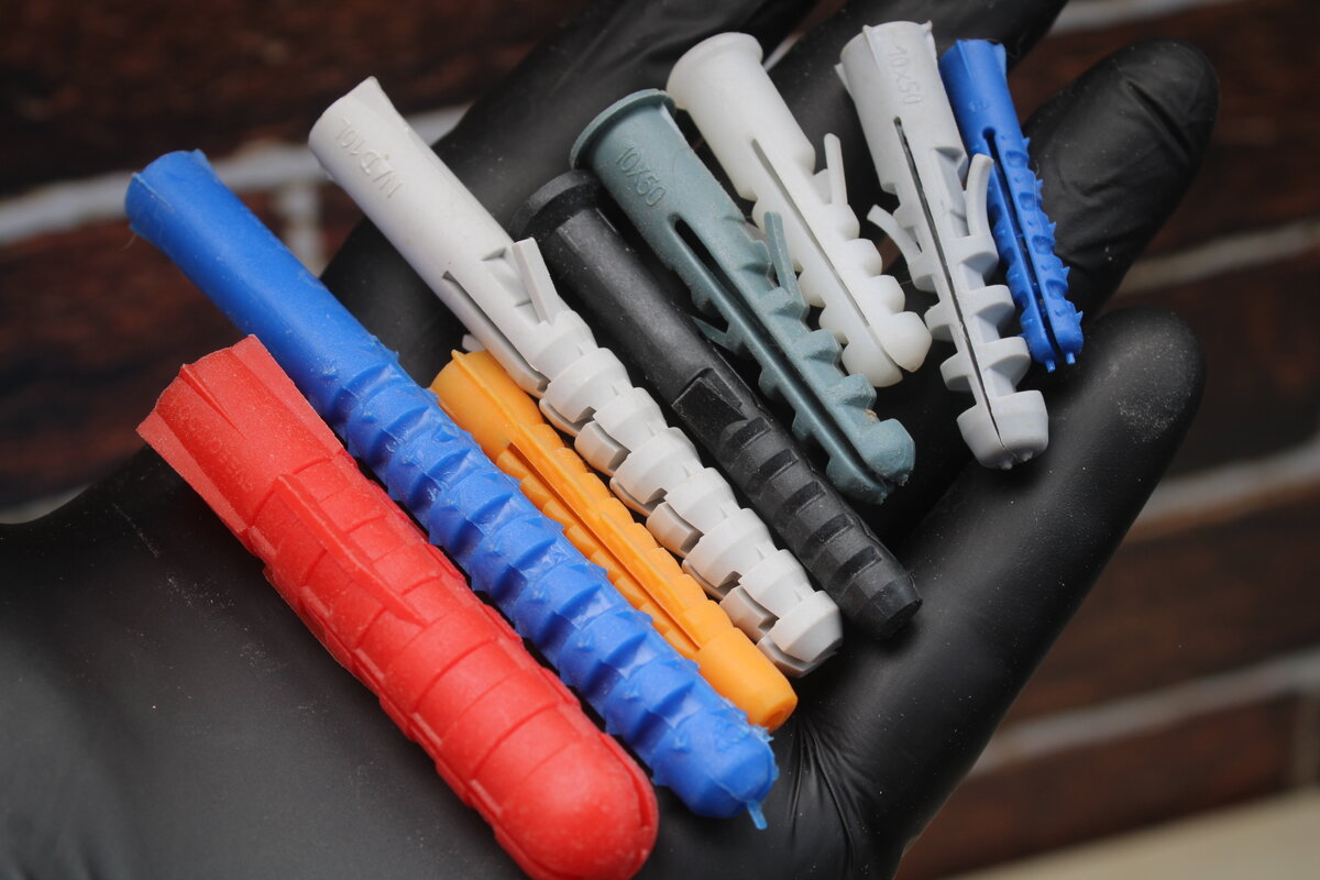 Мастер взял охапку дюбелей и кинул их в ведро с водой и тут же сказал ...