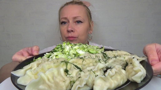 Дамплинги королевские с курицей и овощами. Салат капустный. еда ...