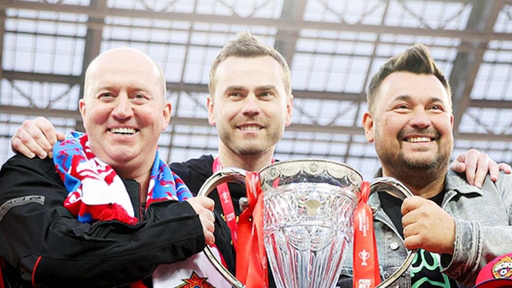 Что творил ЦСКА после победы в Кубке России: жены выбежали на поле ...