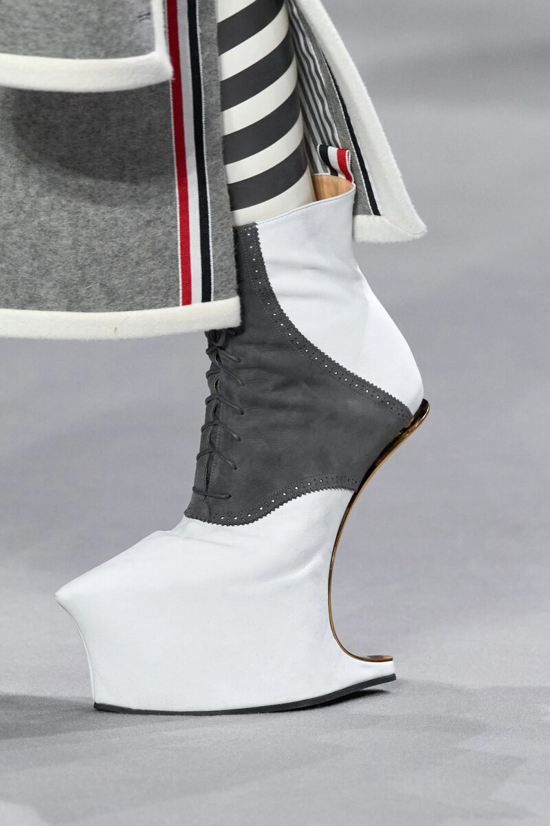 THOM BROWNE ПРЕДСТАВИЛ В ПАРИЖЕ СВОЮ ЭКСТРАВАГАНТНУЮ КОЛЛЕКЦИЮ ОСЕНЬ ...